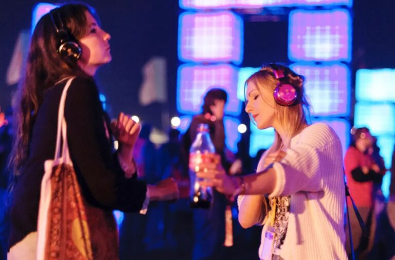 Silent Disco Headphones: A Quick Setup Guide for DJs and Partygoers ...